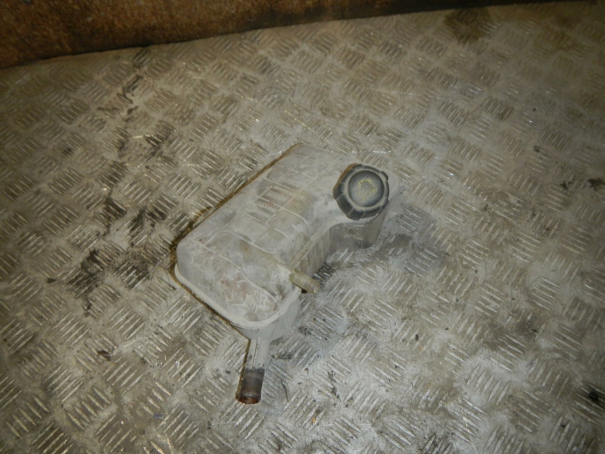 Б/У Бачок расширительный, Renault (Рено)-MEGANE II (02-09) RENAULT MEGANE II (02-09) Только крышка. Сломано крепление,тре...