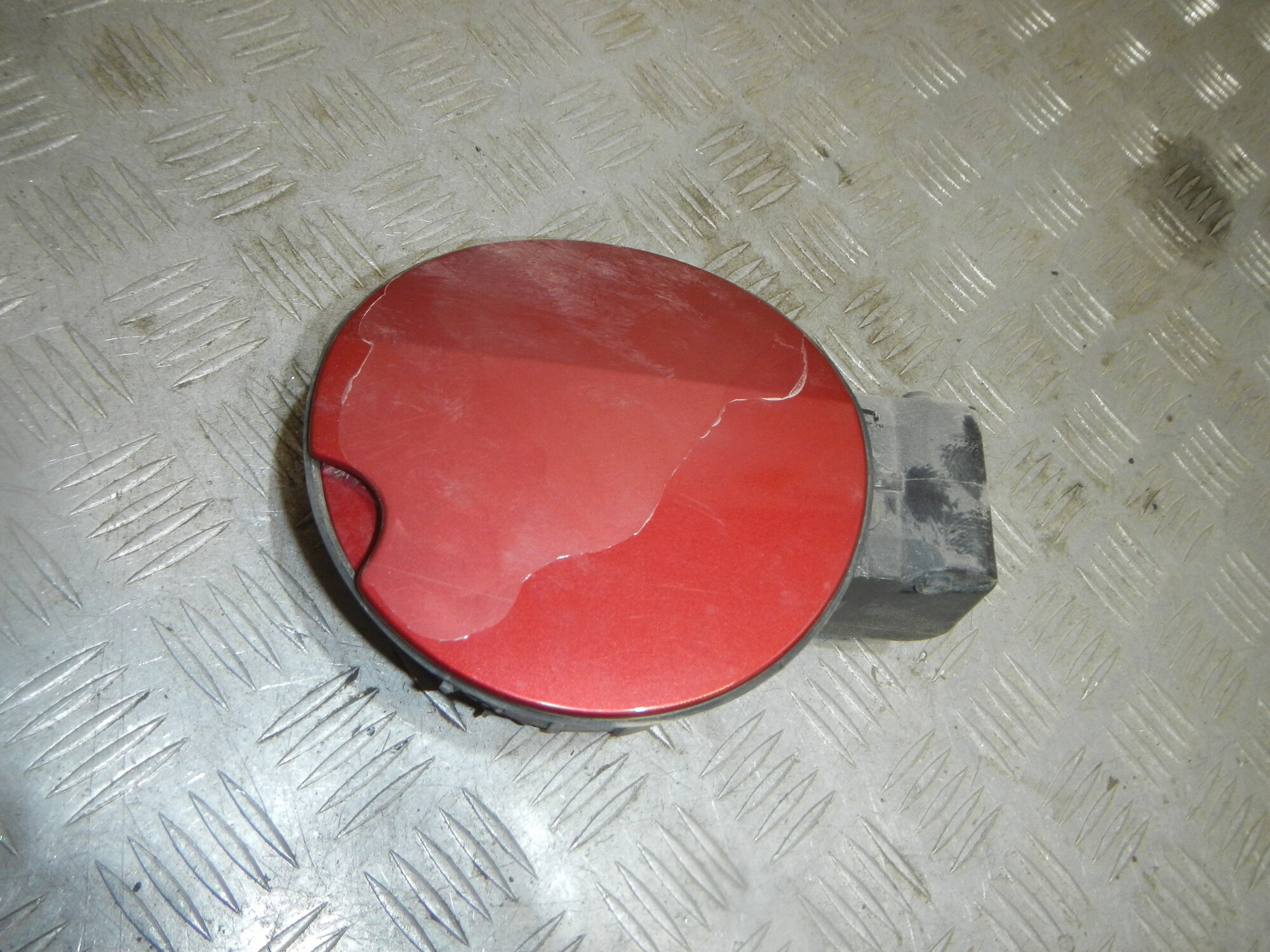 Б/У Лючок бензобака, Citroen (Ситроен)-C4 (04-11) CITROEN C4 (04-11) 3 двери. Отслоение лака. 515653 Peugeot-Citroen арт....