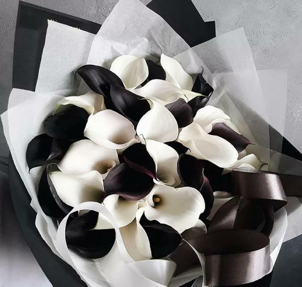 Премиум букет из белых и черных калл, премиум цветы, шикарный, красивый букет цветов, каллы.