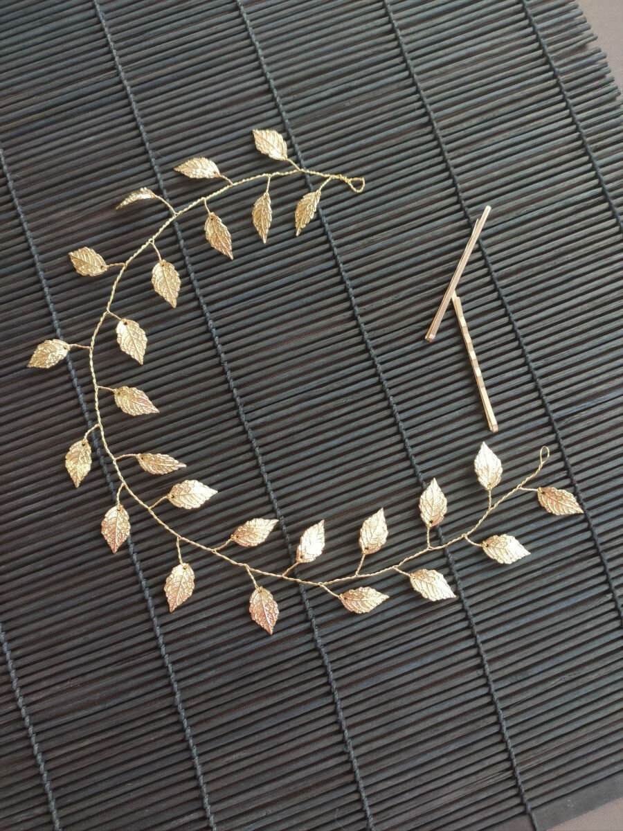 Диадема веточка для волос свадебная гибкая с листьями золотистая