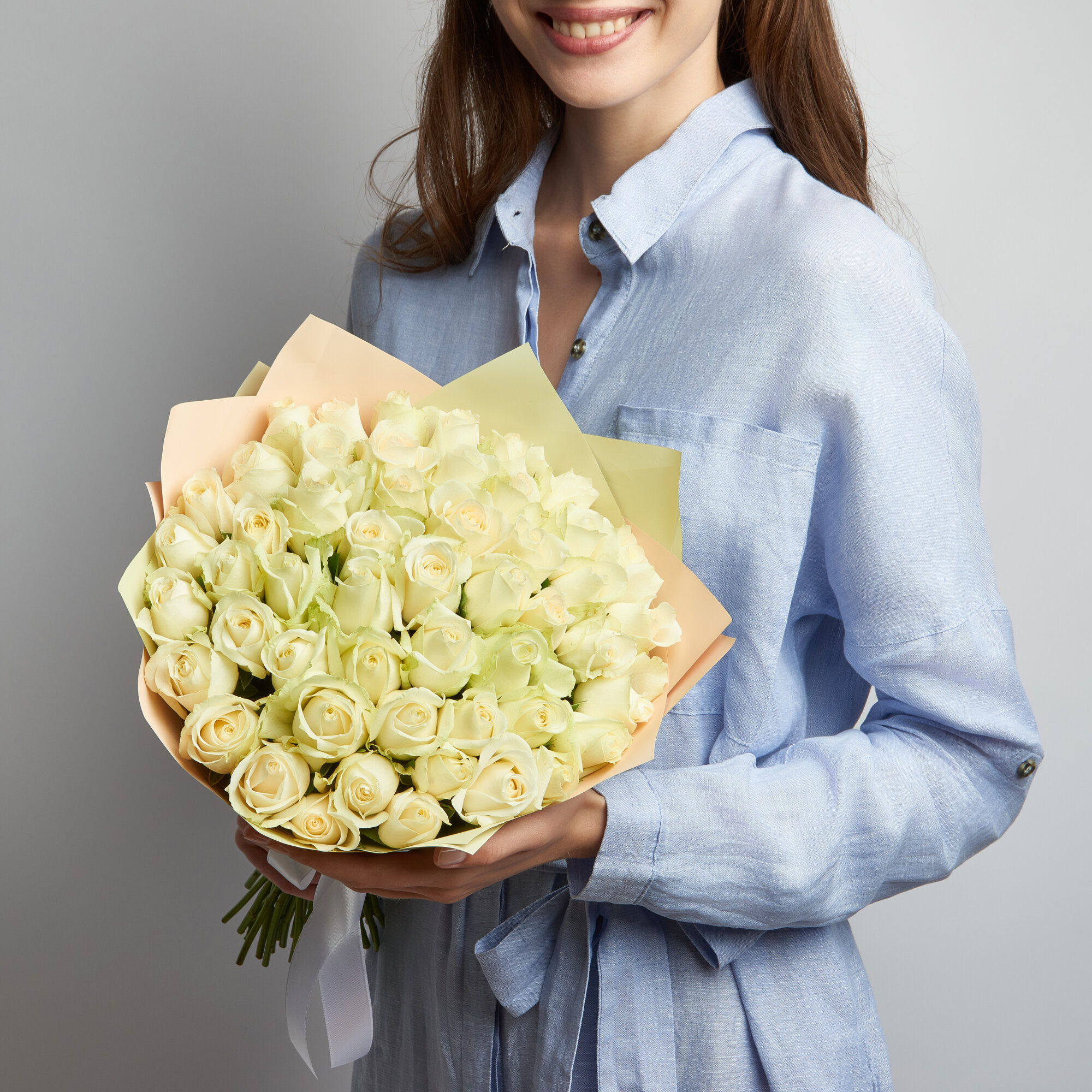 51 белая роза, в корейской матовой плёнке, 40 см, цветы с доставкой по Москве