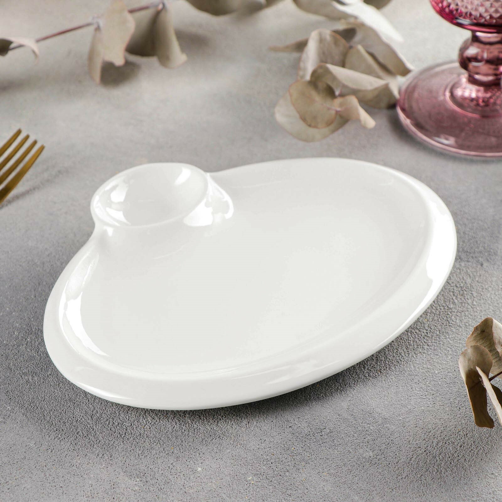 Блюдо фарфоровое с соусником Wilmax Teona, d=20 см, белое