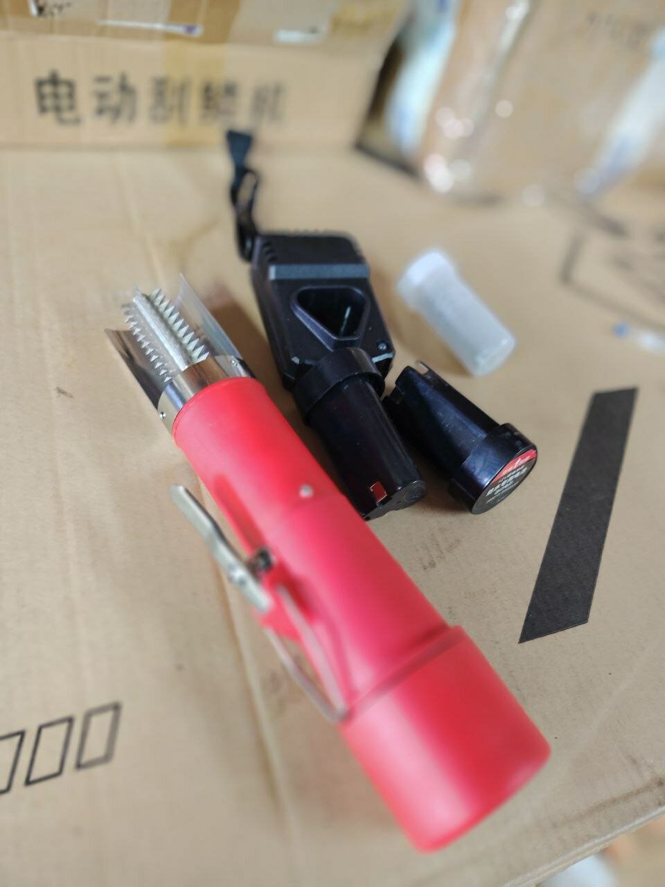 Электрическая рыбочистка аккумуляторная для быстрой чистки рыбы на кухне с защитой от чешуи с европейской вилкой.