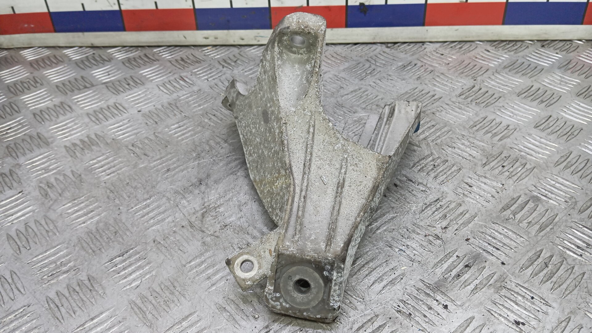 Кронштейн двигателя дизельный AUDI A6 C6