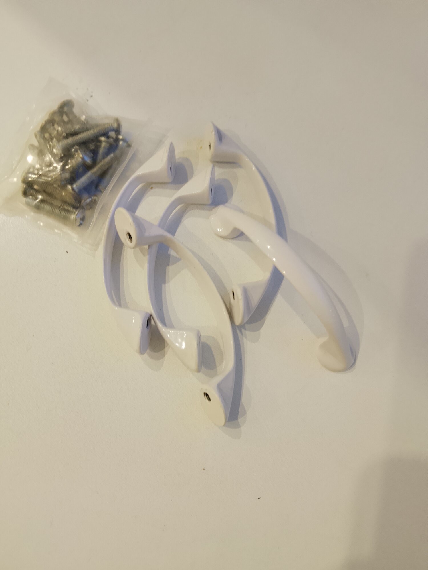 Ручка мебельная белая длина 8,5 см, высота 2 см. , в комплекте 5 штук.