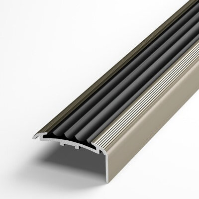 Угловая противоскользящая накладка на ступени Лука ПУ 71, 40х20 мм, длина 2,7 м, алюминиевая анод шампань 042л, вставка из ПВХ черная 470