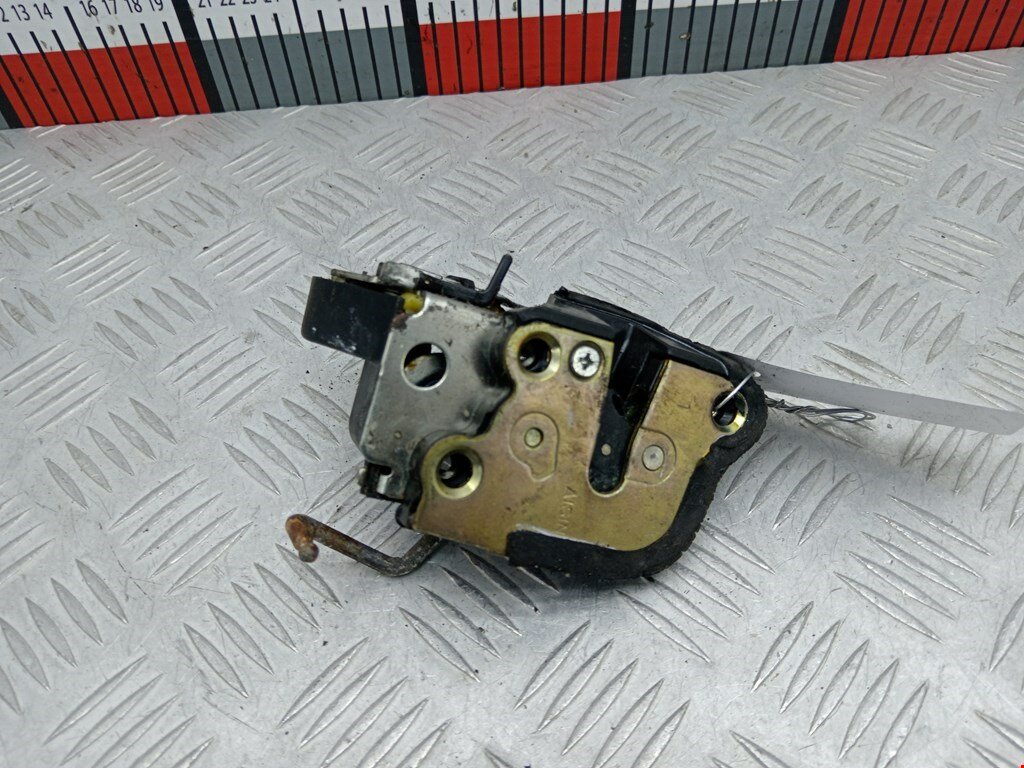 Замок двери задней правой Toyota Corolla 8 арт. 2088195