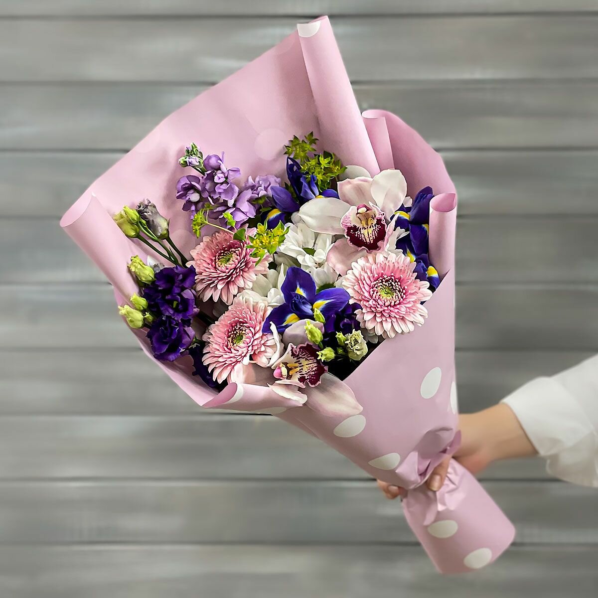 Букет "Букет Маркет", из гербер, ириса и хризантемы, разноцветный, 14 цветов