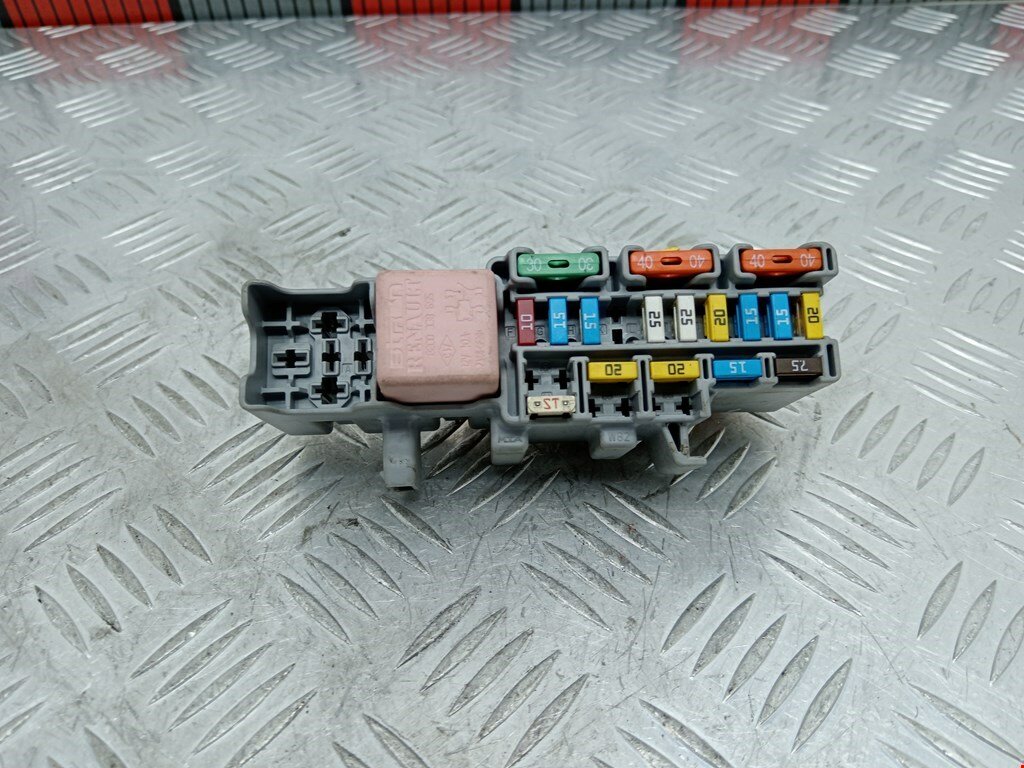 Блок предохранителей Renault Megane 2 8200418790 арт. 1750938