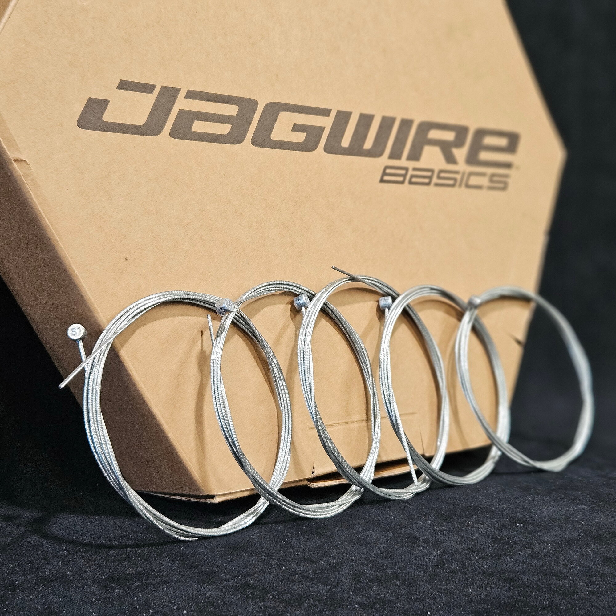 Комплект из 5-ти тросов тормоза для велосипеда Jagwire MTB Brake Galvanized, стальные с гальваническим покрытием против ржавчины, длина - 2000 мм, толщина - 1.6 мм, 5 штук в комплекте