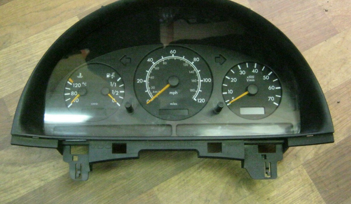 Панель приборов W163 M-klasse (ML) Mercedes-Benz A1635400247