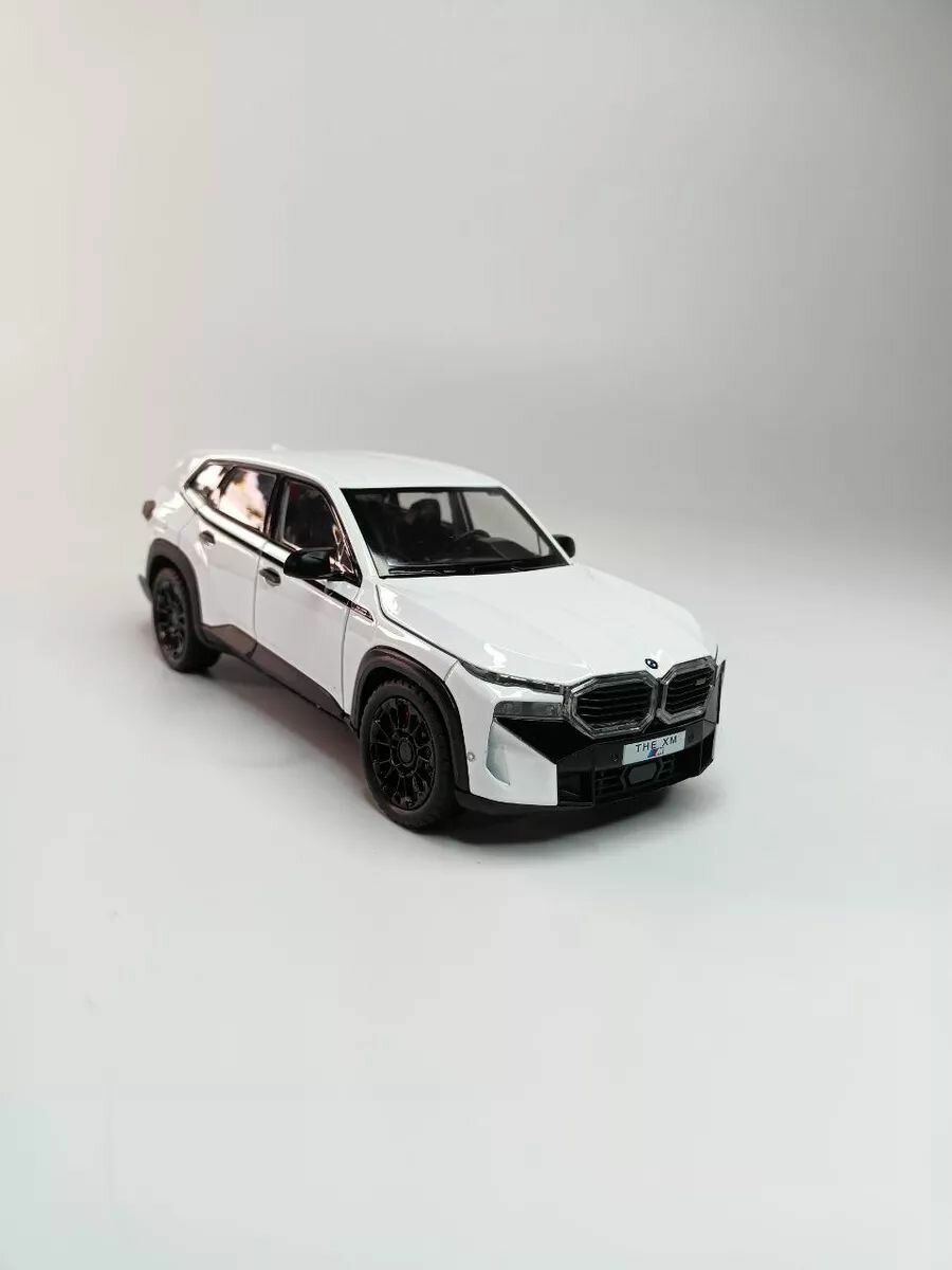 Машинка металлическая BMW XM (БМВ), масштаб 1/24, световые и звуковые эффекты