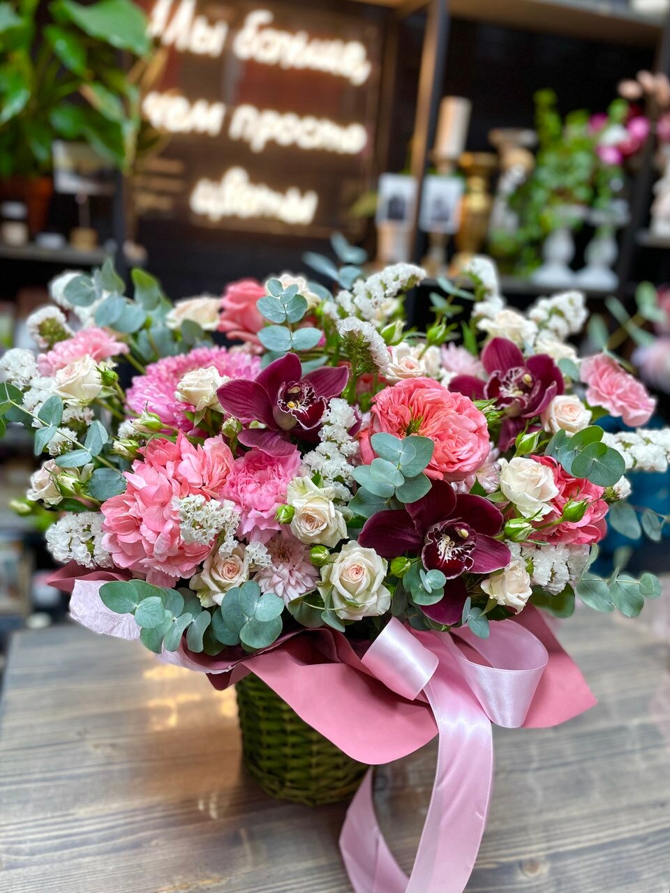 Букет в корзинке, гвоздики, гортензии, орхидеи, розы, розы кустовые, статицы, хризантемы