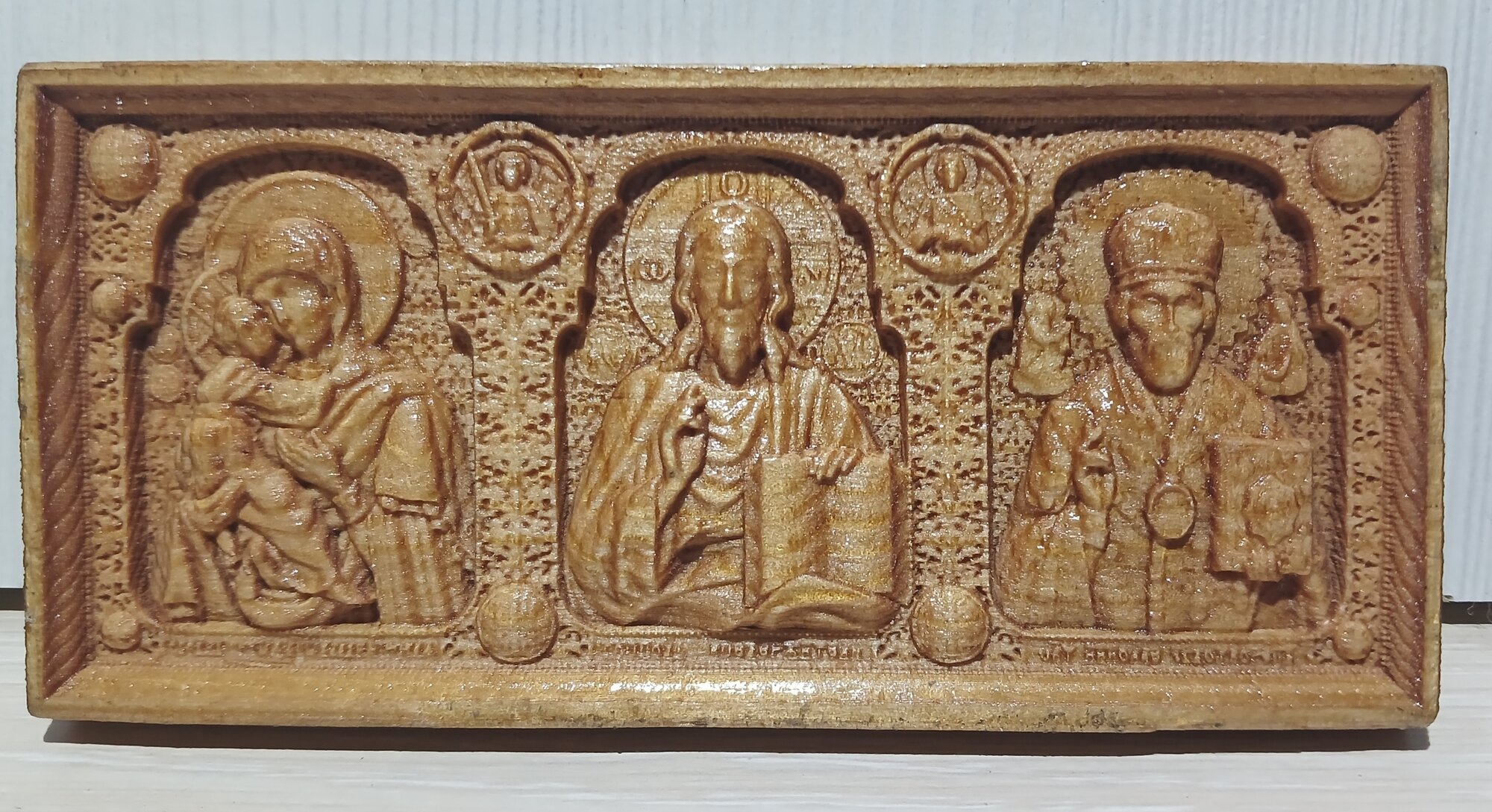 Оберег в автомобиль святой тройник без надписи, натуральное дерево, 130х60мм, с двухсторонним скотчем.