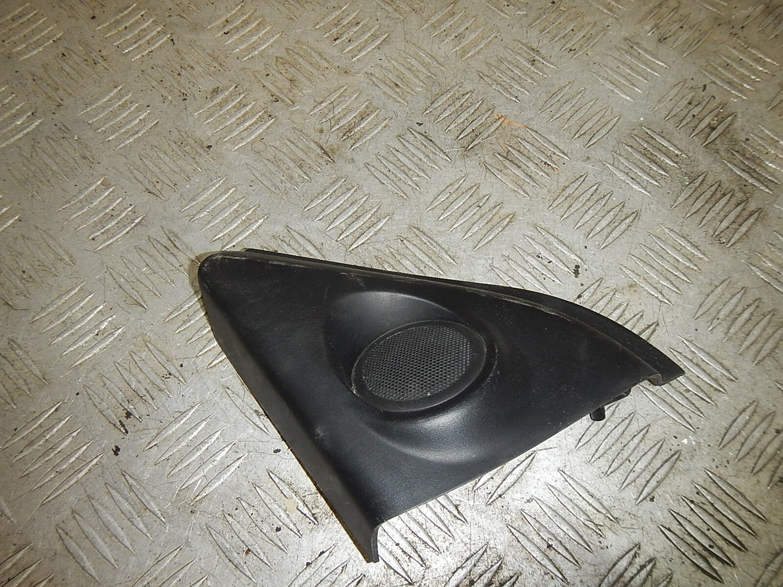 Б/У Уголок двери передней левой (внутренний), Ford (Форд)-MONDEO (07-14) FORD MONDEO (07-14) Потертости. 598825 FORD арт...