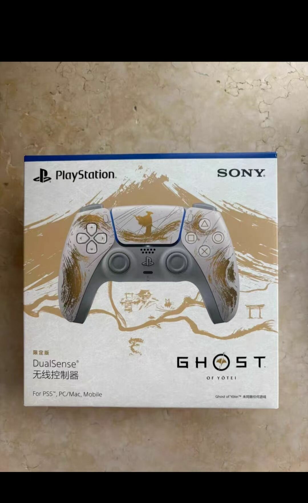 Ограниченная версия контроллера PS5 Ghost of Yotei в графитово-золотом цвете