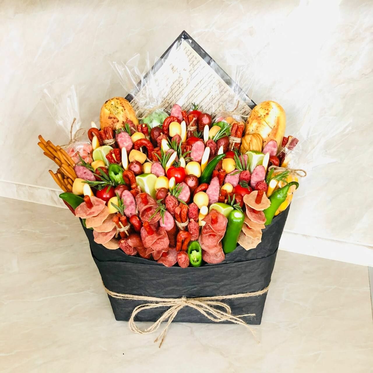 Подарок мужчине, букет колбасный в конверте