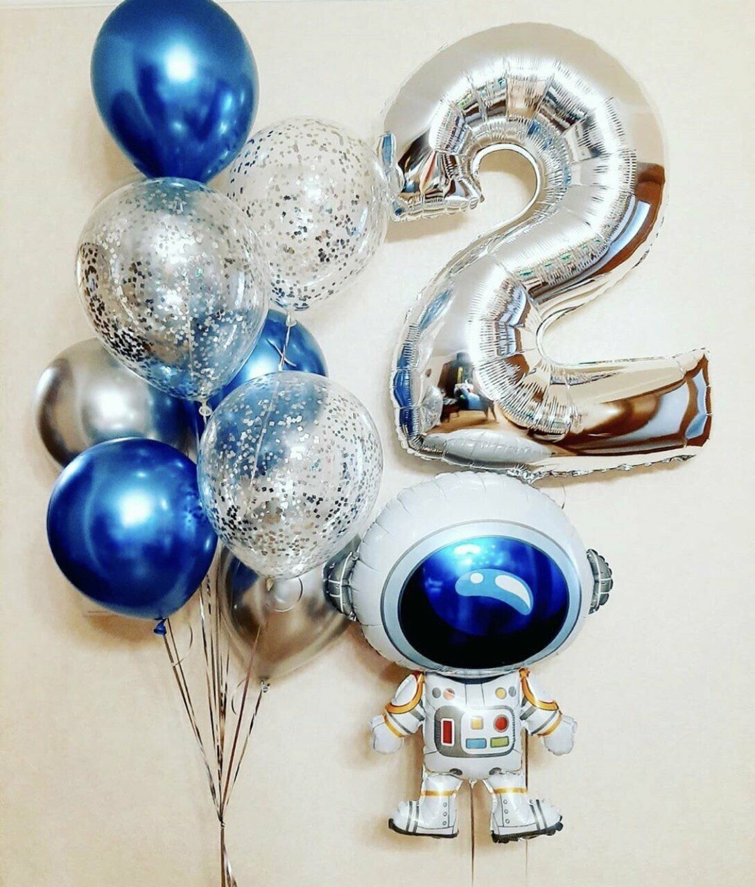 Шарик космонавт и фонтан с цифрой. Воздушные шары на день рождения мальчика, сына