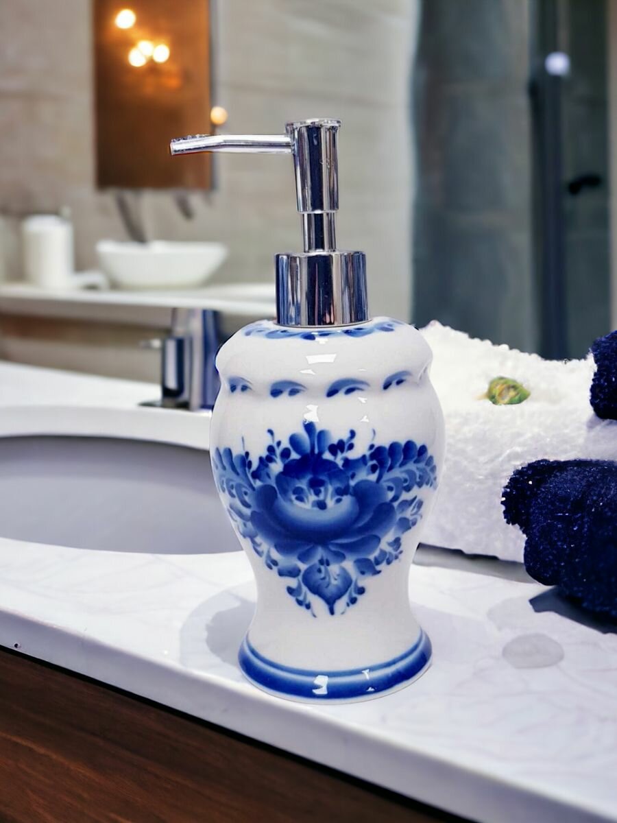 Флакон для жидкого мыла "Свежесть" 7,5х7,5х17,5 см гжель фарфор ручная работа