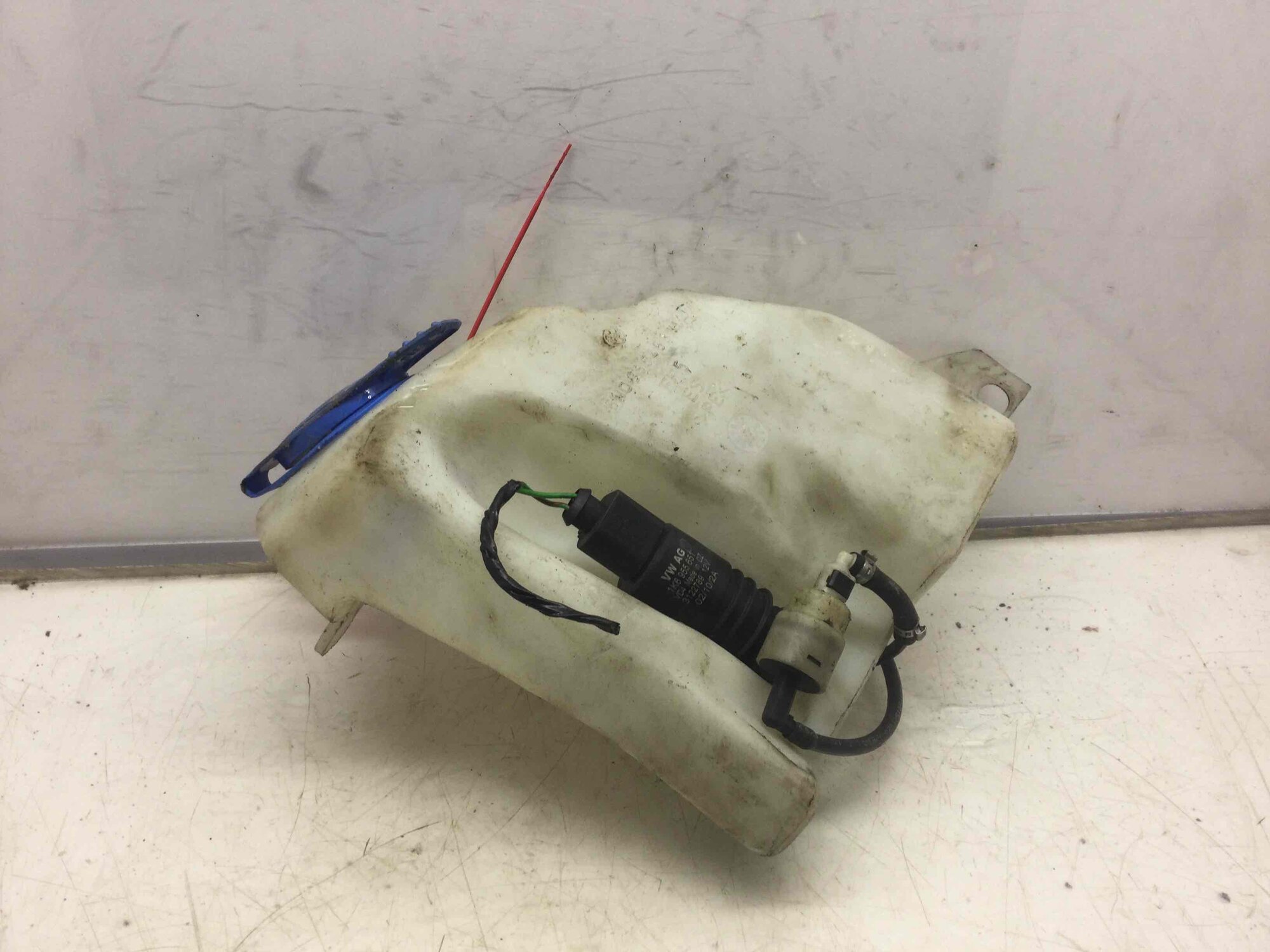 Б/У Бачок омывателя Volkswagen Polo 2 поколение [рестайлинг] (1990-1994) 1993 г.