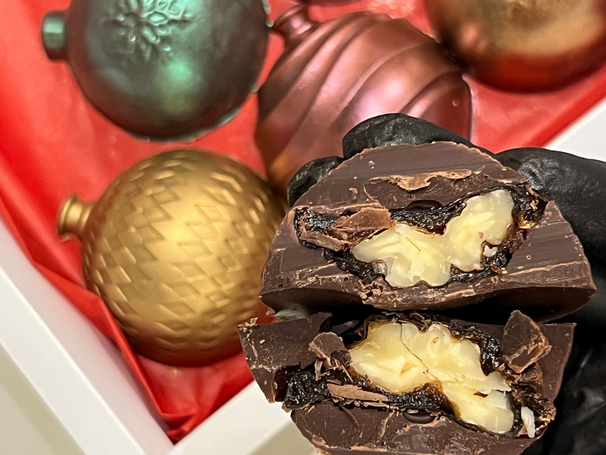 Чернослив с грецким орехом в виде новогодних шаров 4 шт , молочный шоколад, ручная работа