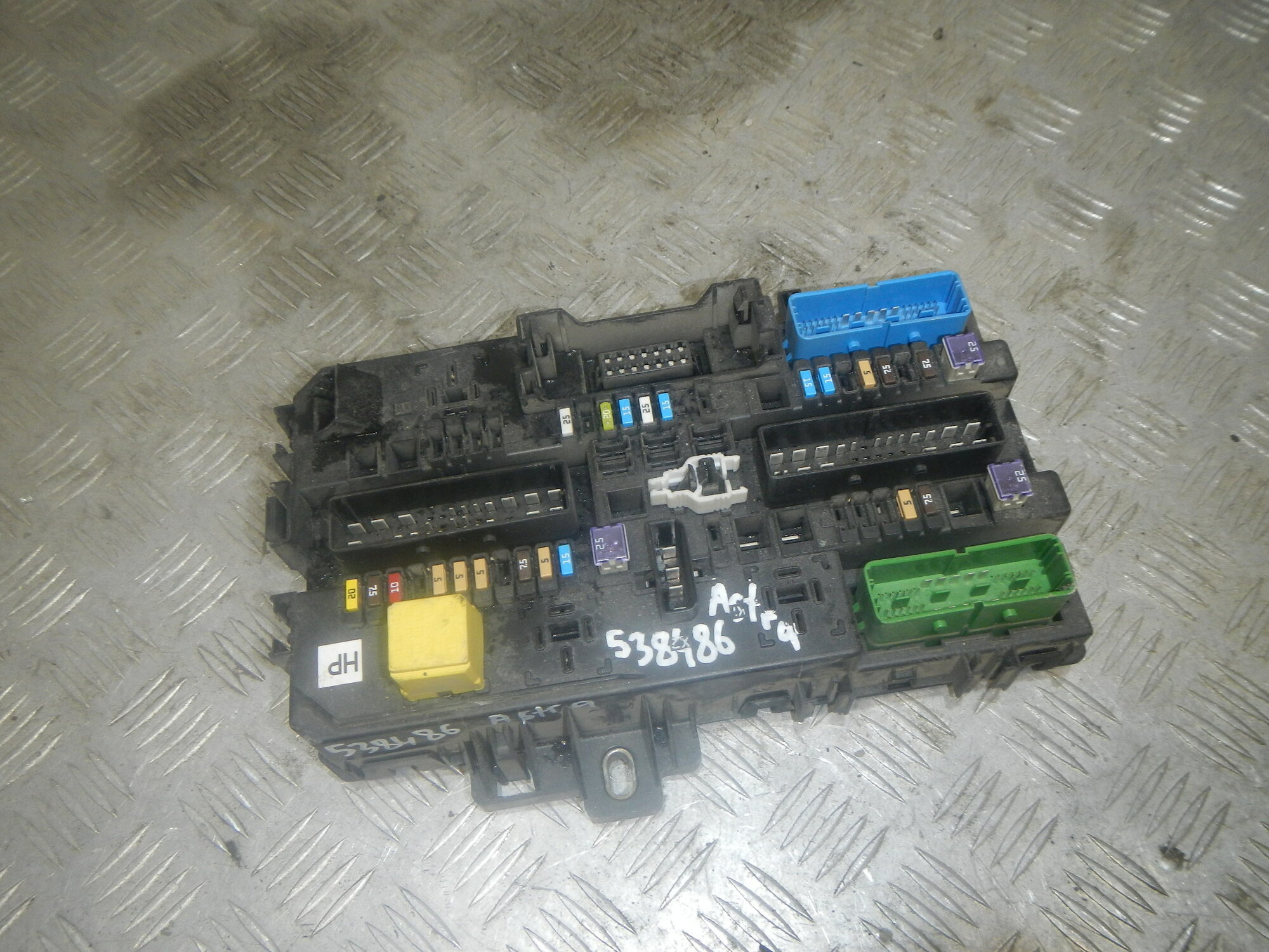 Б/У Блок предохранителей, Opel (Опель)-ASTRA H (04-) OPEL ASTRA H (04-) Без видимых повреждений. 538486 GENERAL MOTORS а...