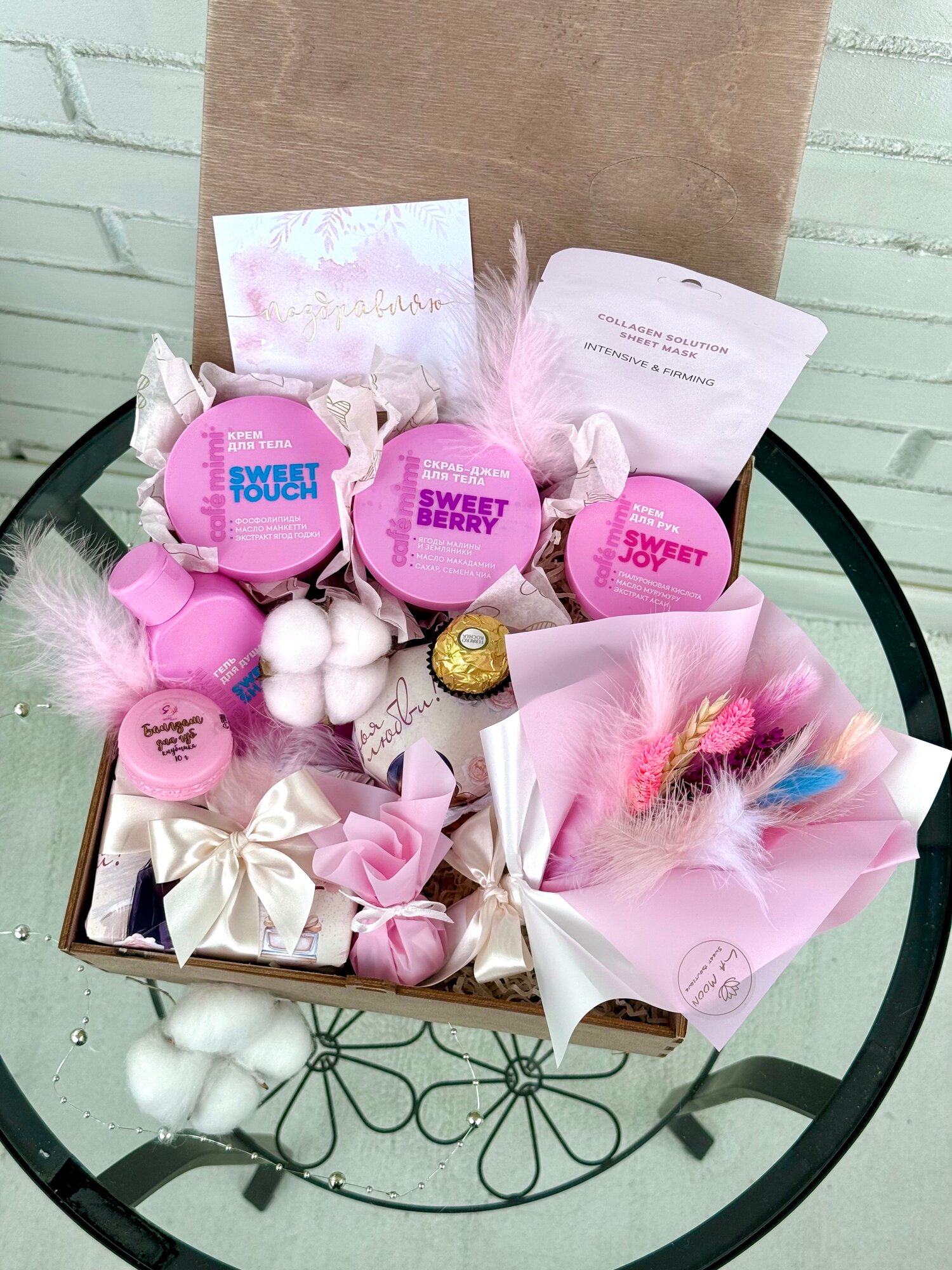 Подарочный набор на 14 февраля, 8 Марта с уходовой косметикой для тела, Бельгийскими шоколадными конфетами ручной работы и букетиком/ Подарок для девушки/ Подарочный набор La Moon/ Подарок на День Рождения