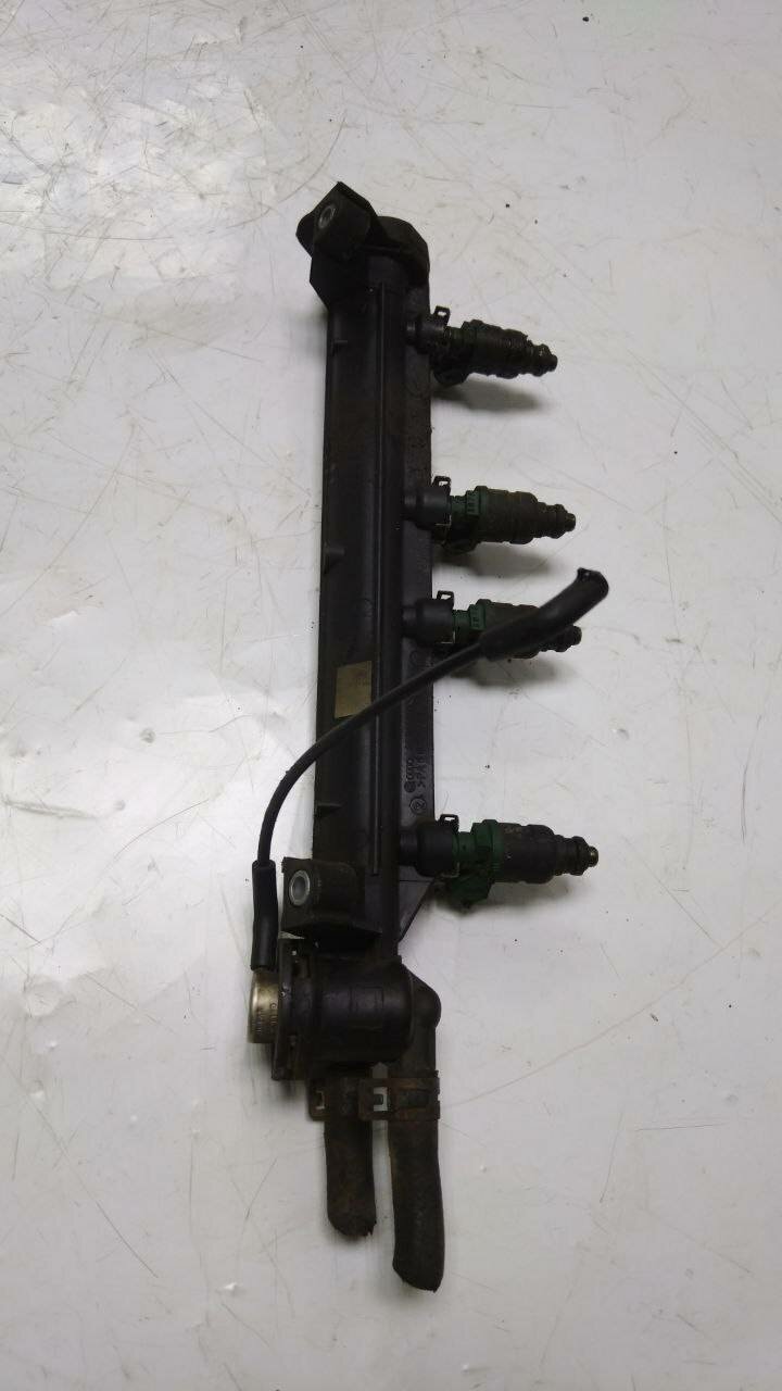 Форсунка топливная Volkswagen Golf 4 1998 037906031AA