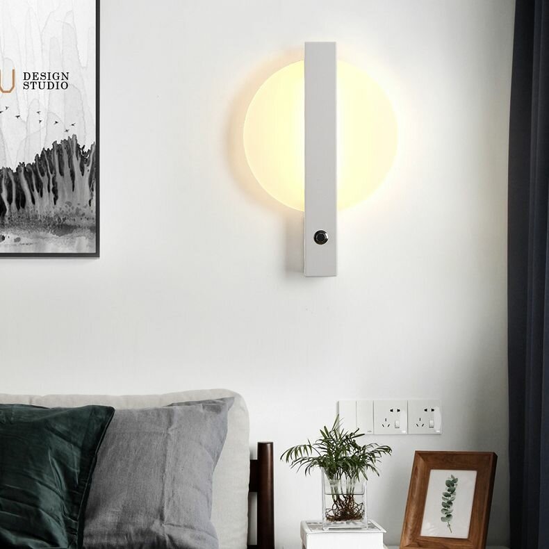 Простой настенный светильник из черного оргстекла