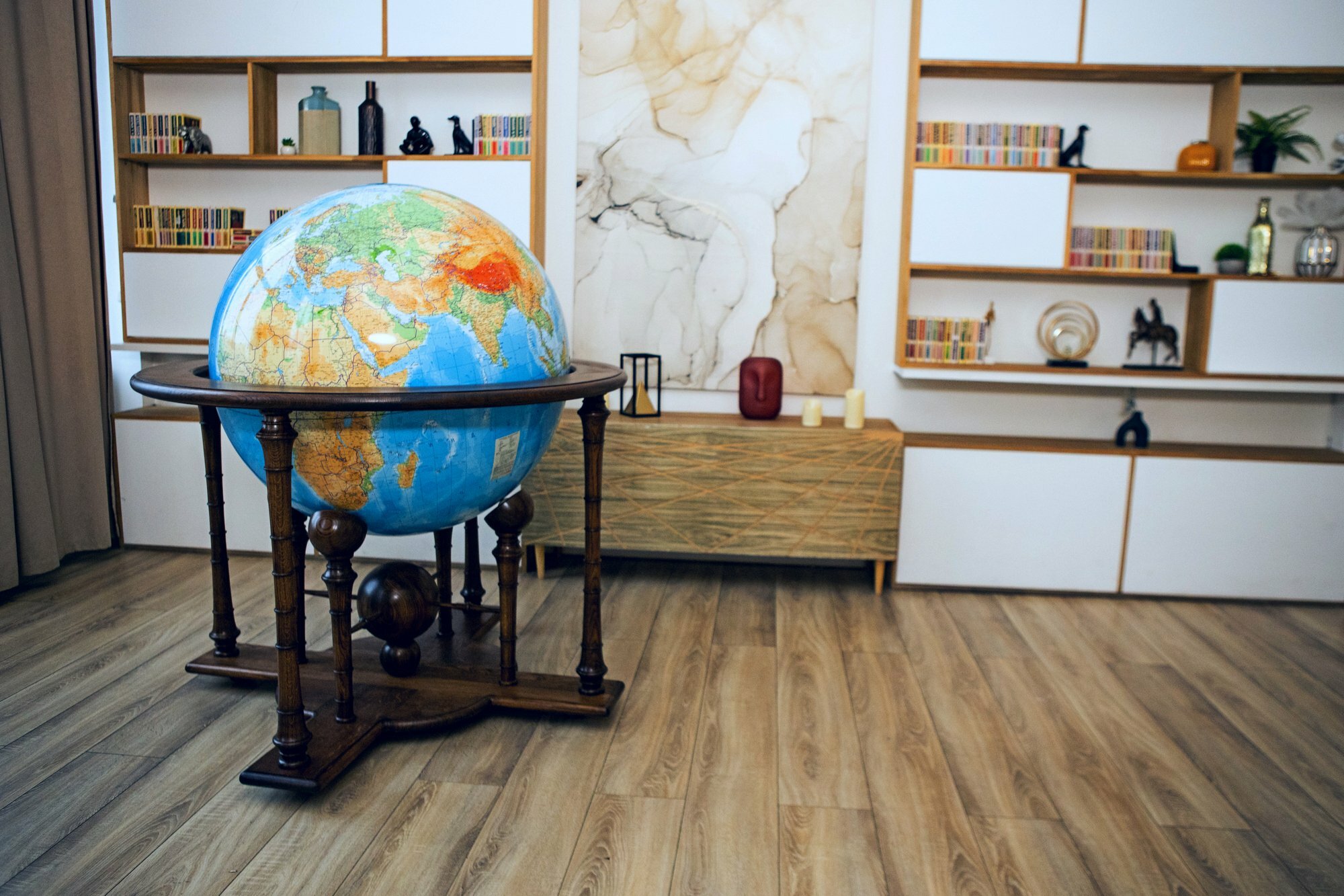 Глобус физический VIP на напольной резной подставке из дуба, d=95 см