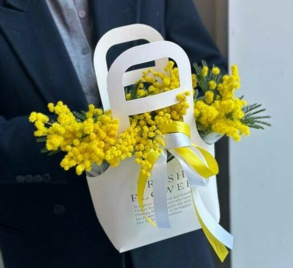 Букет ароматной мимозы в сумочке