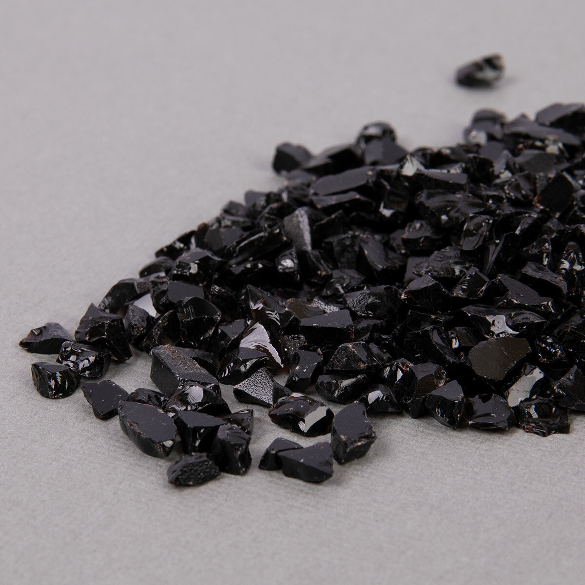 Love2art Стеклянная крошка MRG-8 4-6 мм 100 г ±5 г №4 черный для мозаики рукоделия и декора
