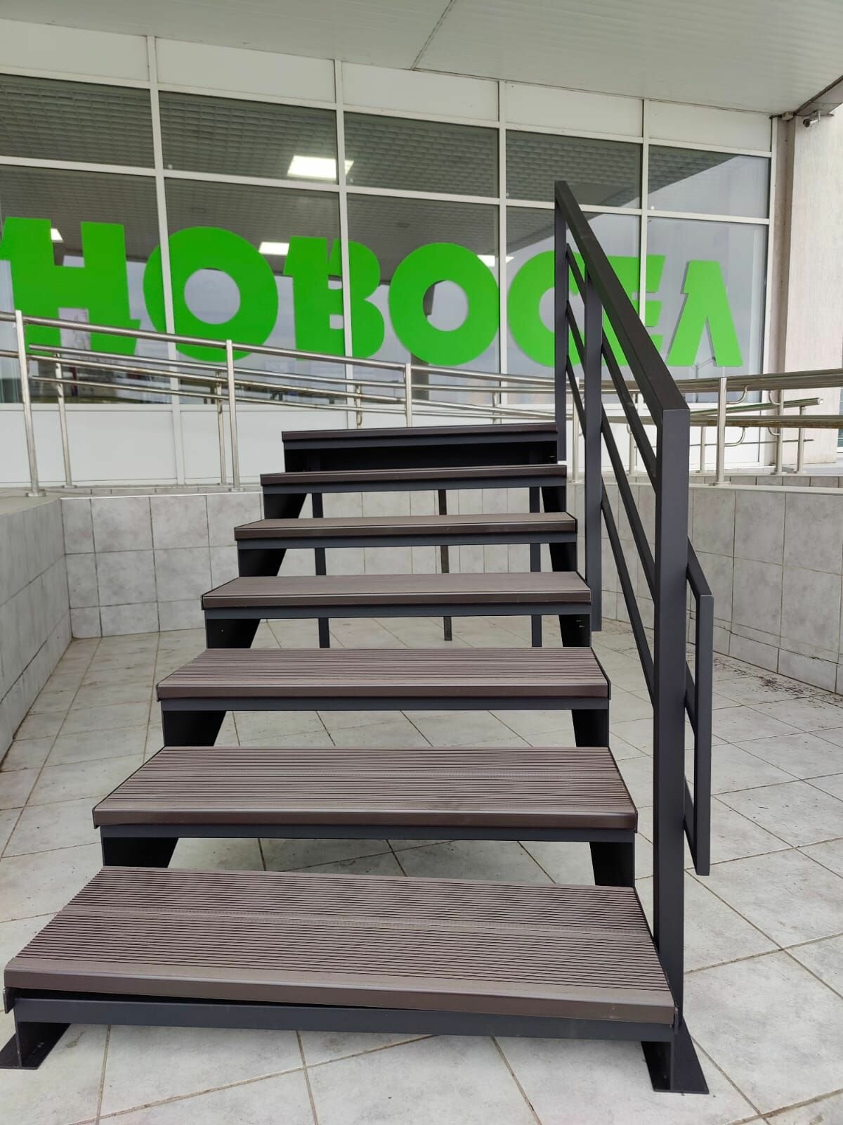 Лестница-крыльцо 7 ступеней, с ДПК, ограждения справа. Ширина 1м. Высота 1,05 м