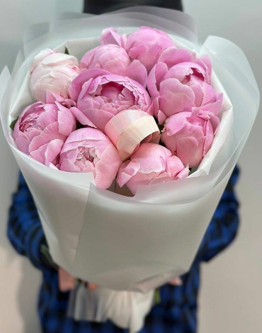 Красивый круглый букет из розовых ароматных пионов 9 шт. в подарочной упаковке от FlowersGo