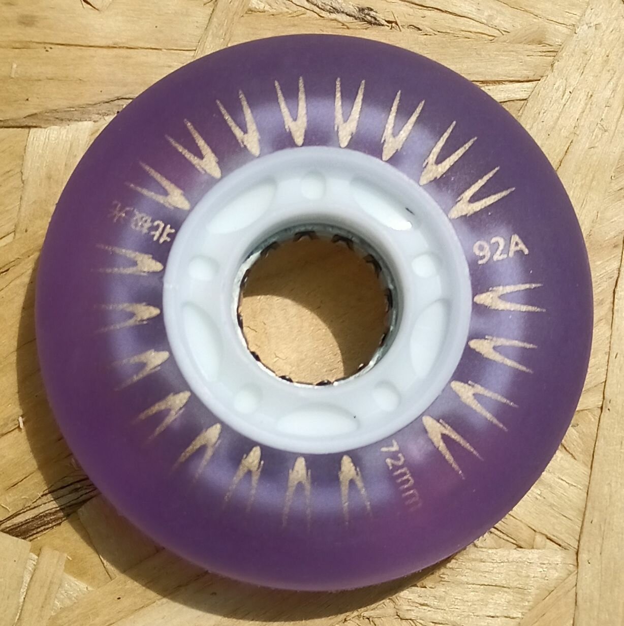 Колеса для роликов фиолетовые 72мм 92а жесткость 8шт. Светящиеся с магнитными втулками.