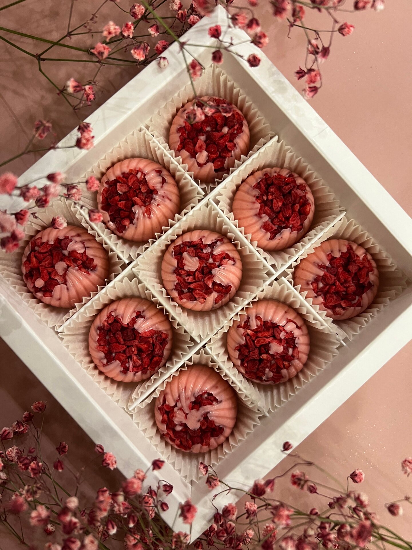 Шоколадные конфеты "Цветок - 9 штук" №2, белый шоколад, ручная работа