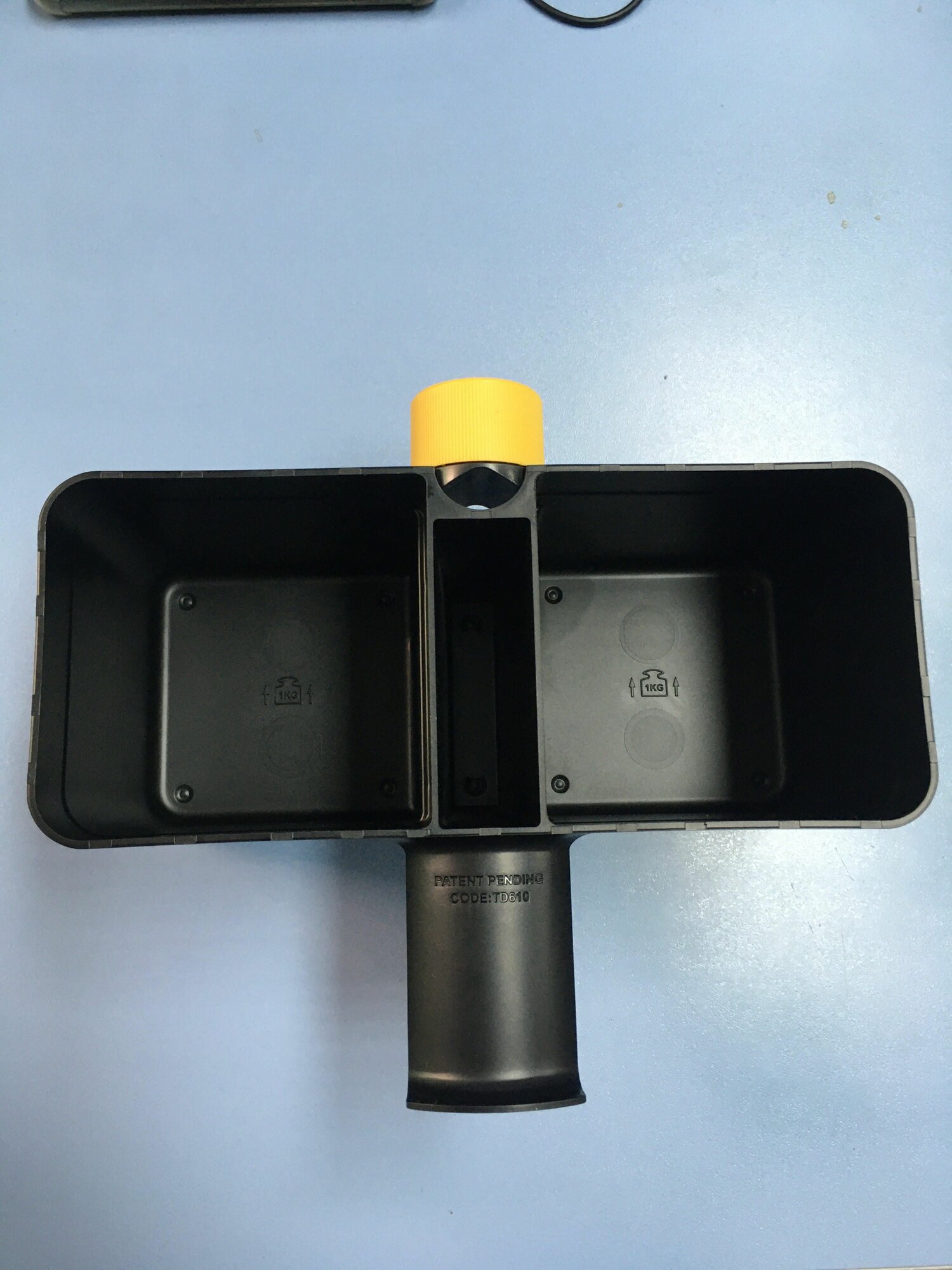 Полка контейнер Hercules PMKM-H24P02 с держателем для наушников, с креплением для установки на пюпитр или микрофонную стойку