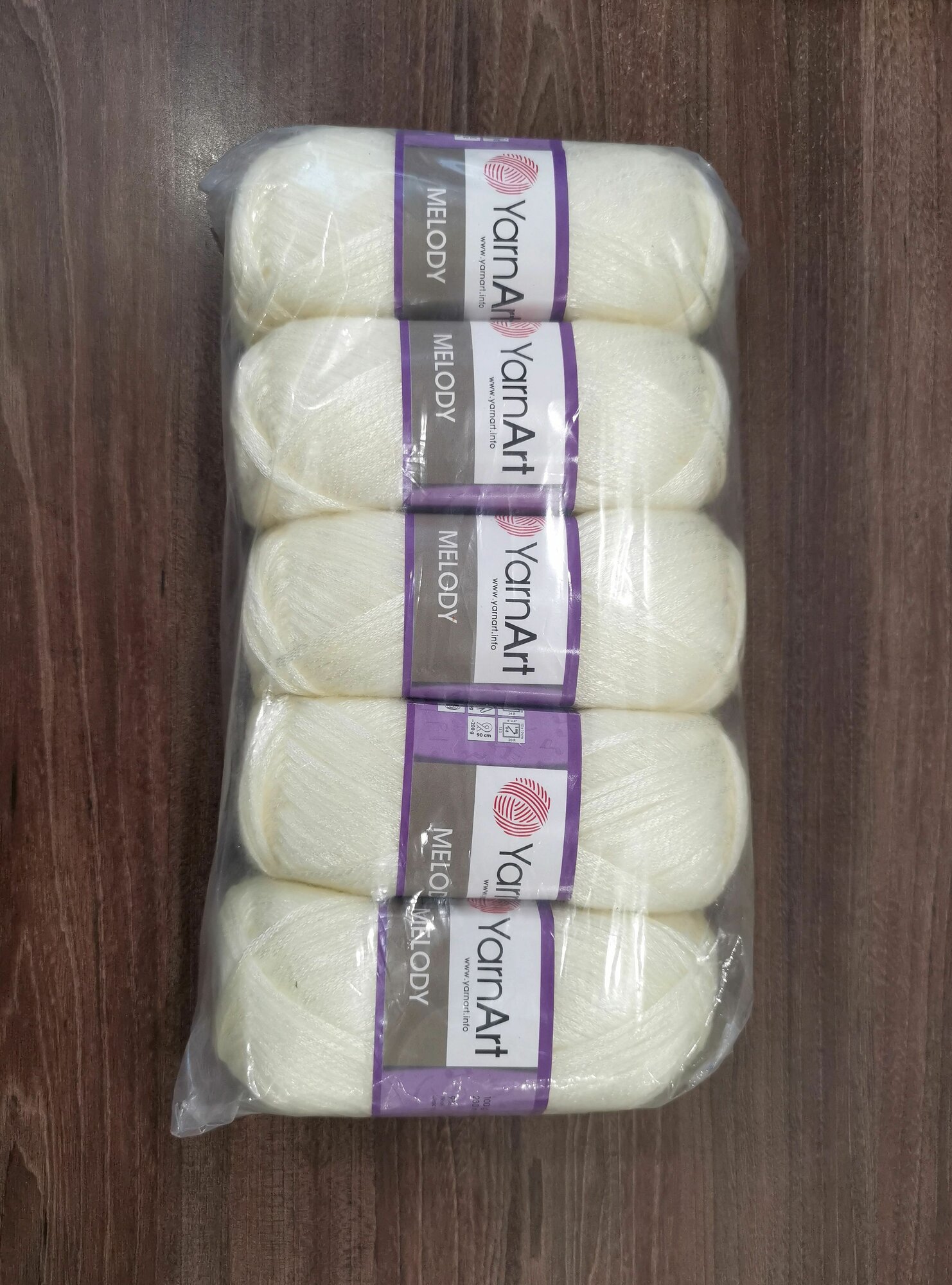 Пряжа Мелоди (Melody) упаковка 5 мотков 100 г. 230 м. 9% шерсть 21% акрил 70% полиамид 100 г. 230 м. цвет 880 молочный