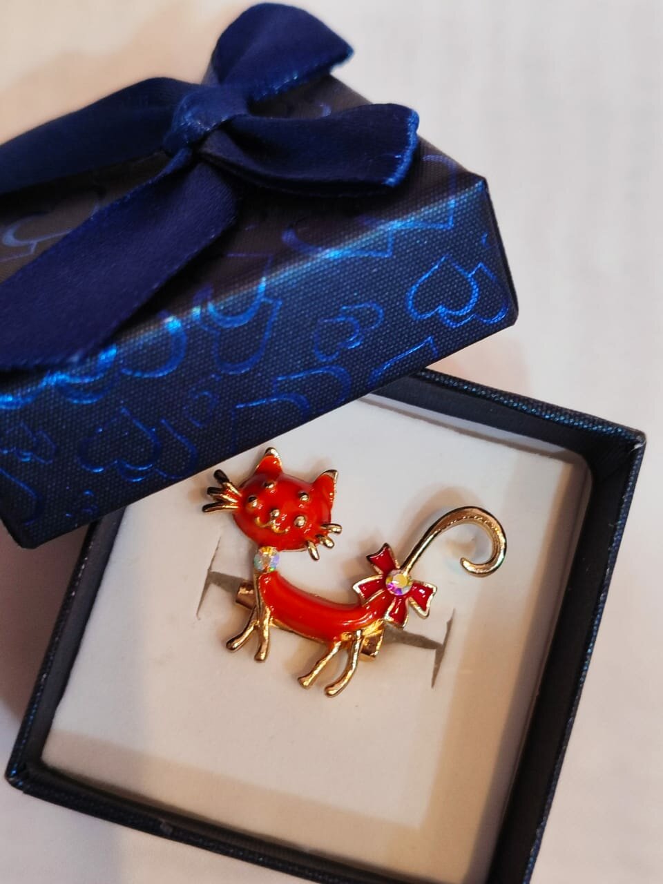 Брошь, стразы, эмаль