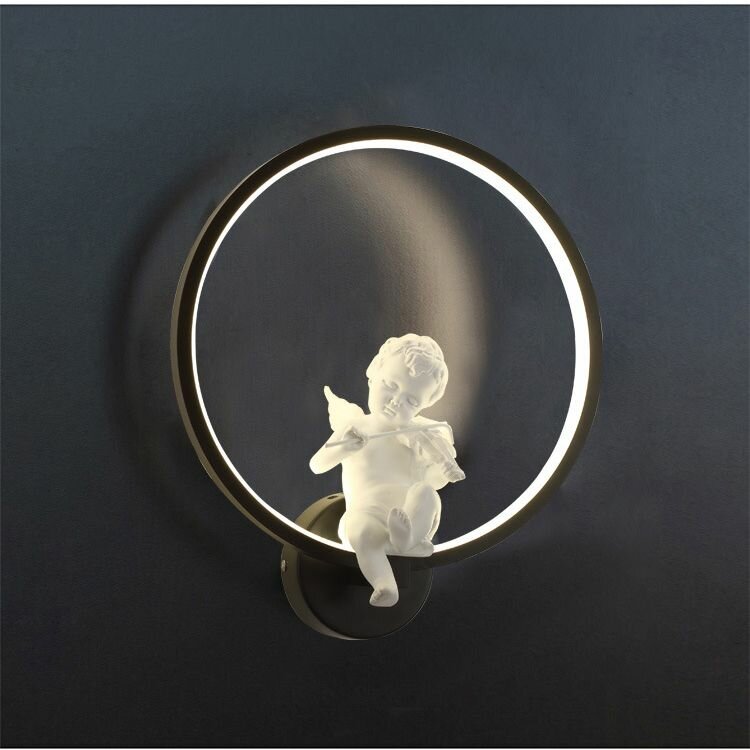 Персонализированный настенный светильник в виде ангела в спальне