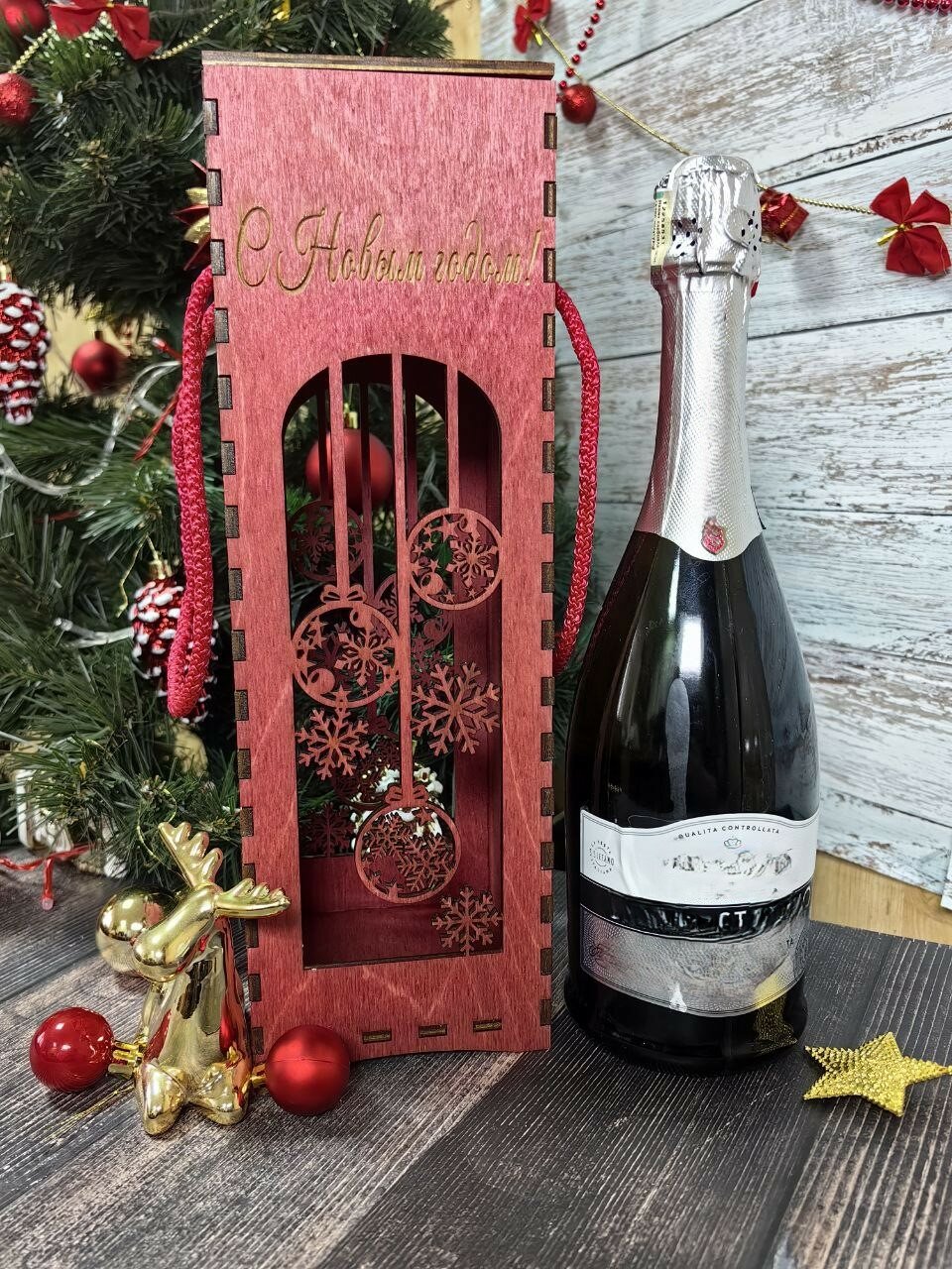 Новогодняя подарочная коробка под бутылку