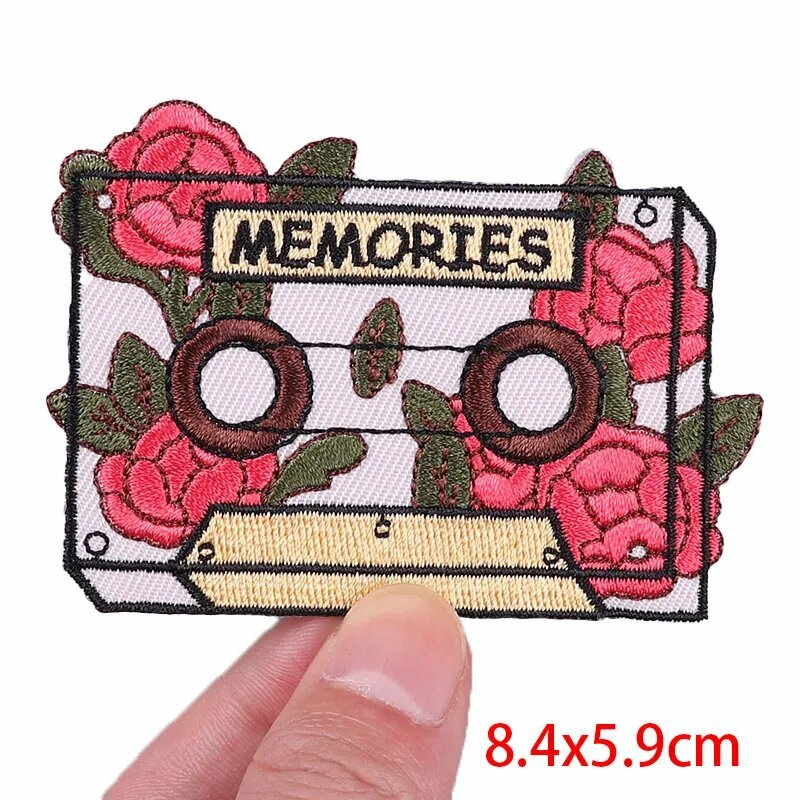 Нашивка вышитая "Memories" с розовыми розами, 8.4x5.9 см, PE7931CT