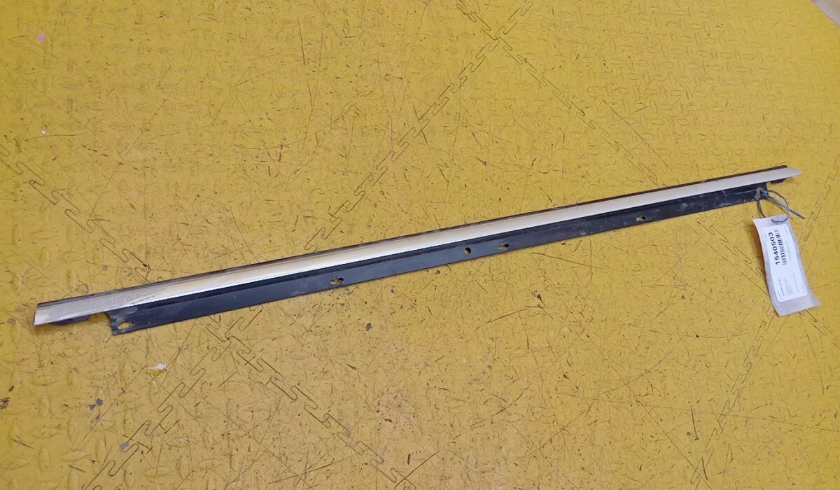 Накладка стекла заднего левого (бархотка) A6 (C6,4F) Audi 4F0853763A2ZZ