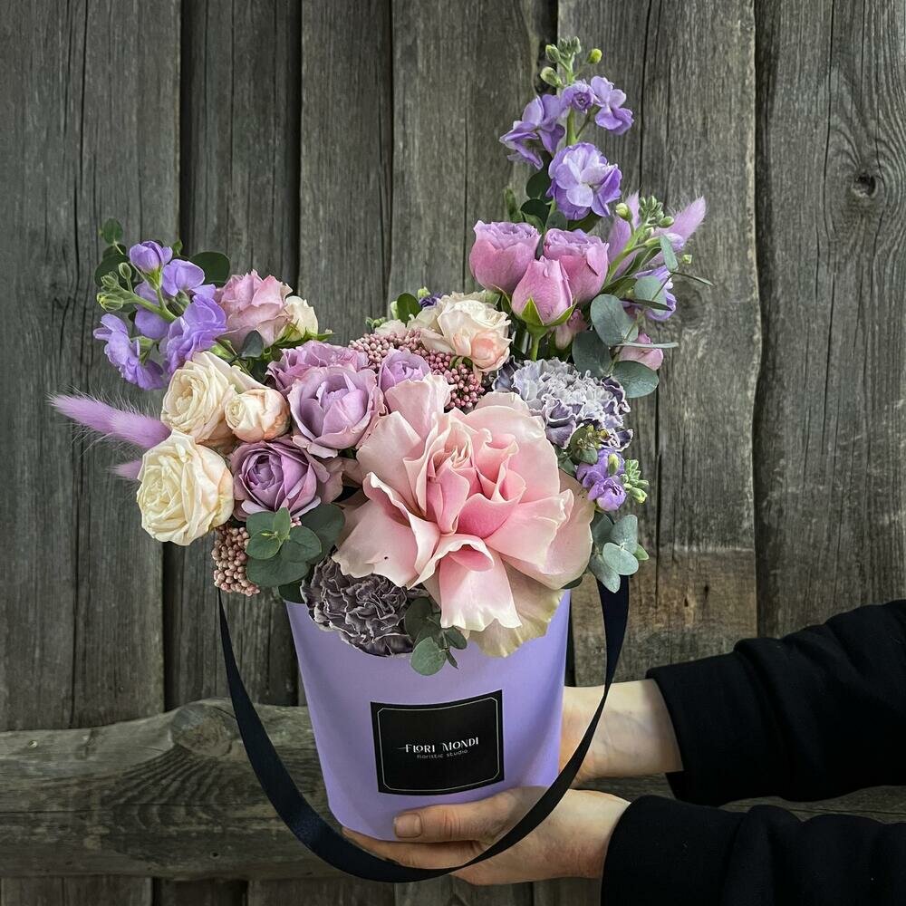 Цветы в лавандовой коробке с французской розой от Flori Mondi FM034