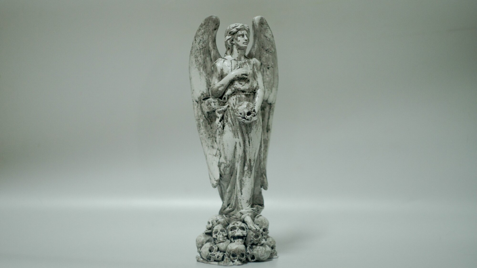 Готическая статуэтка "Ангел с черепами" черный