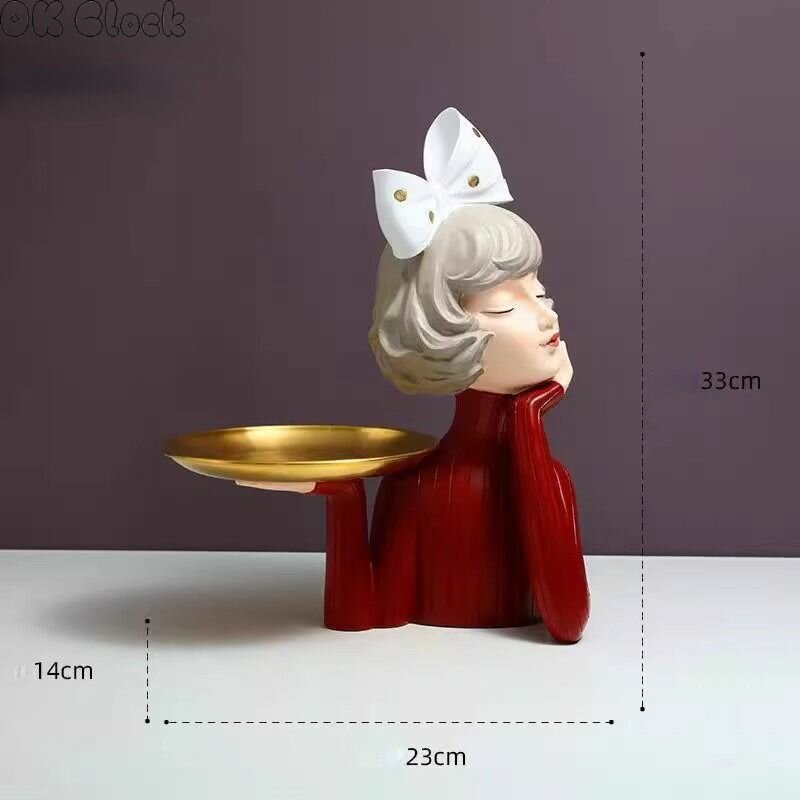 Декоративная статуя девушки с букетом