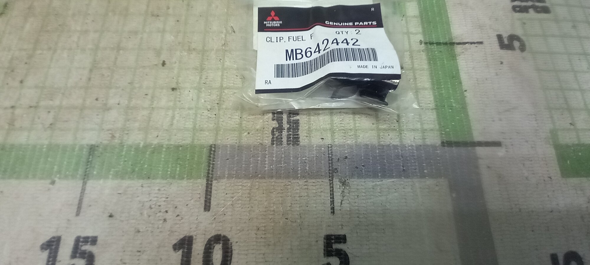 Пружина лючка бензобака Mitsubishi Pajero Montero