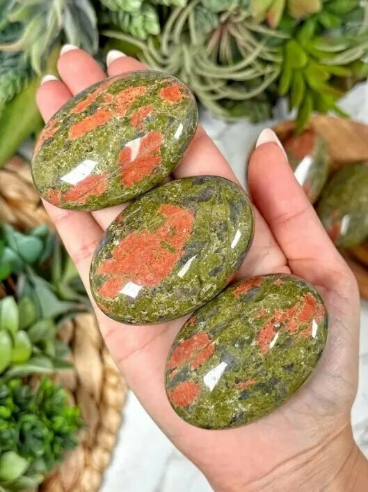 Palm stone из унакита - камень эмоционального баланса