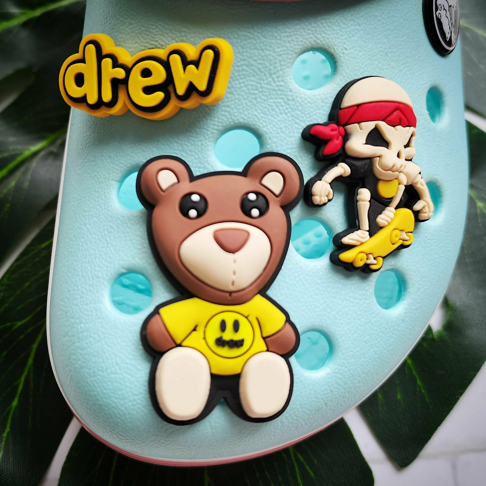 Джибитсы на crocs крутые drew