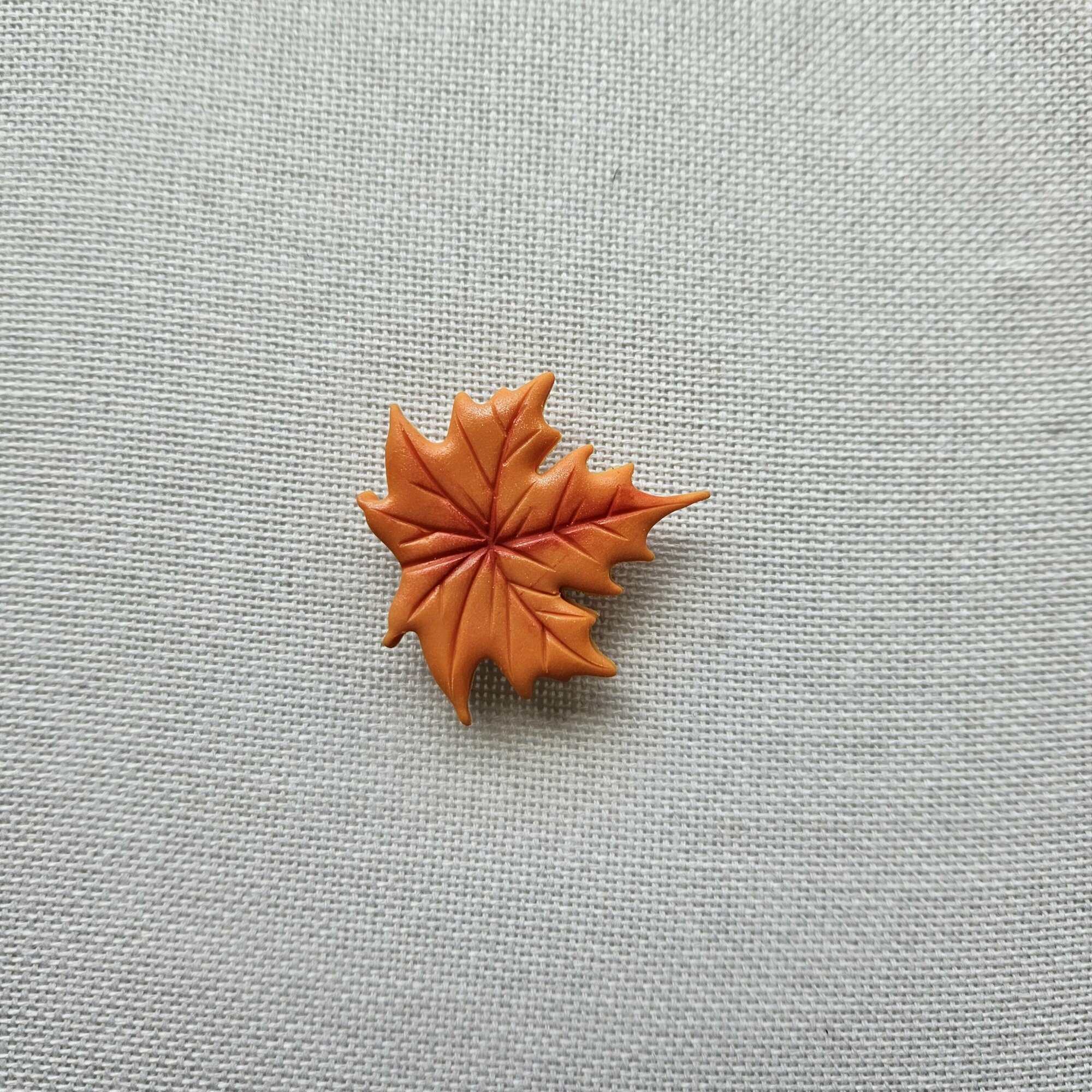 Игольница-магнит/магнитный держатель для игл "Оранжевый лист клена"